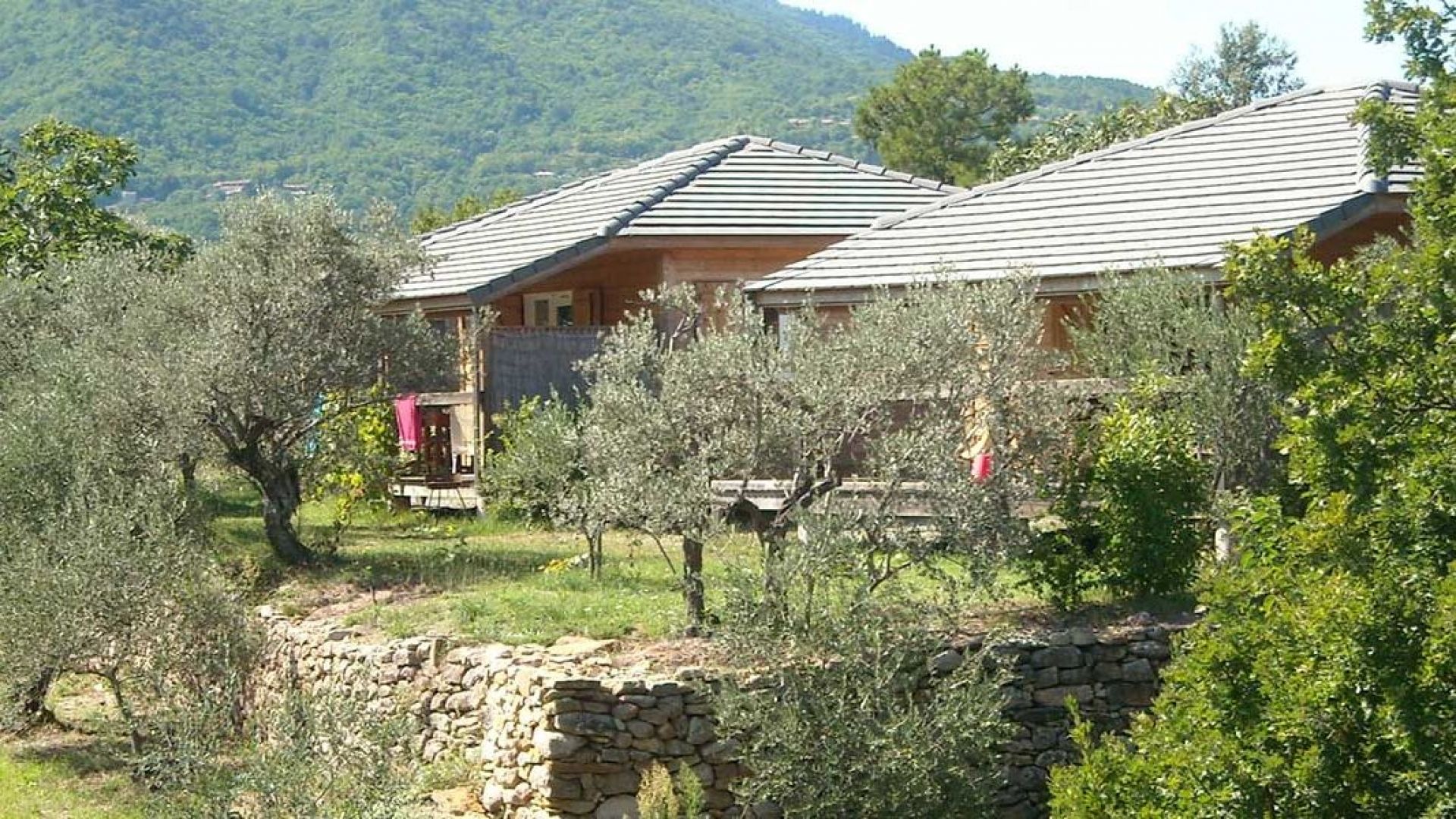 Chalets 4 personnes en village de gites avec piscine en Ardèche